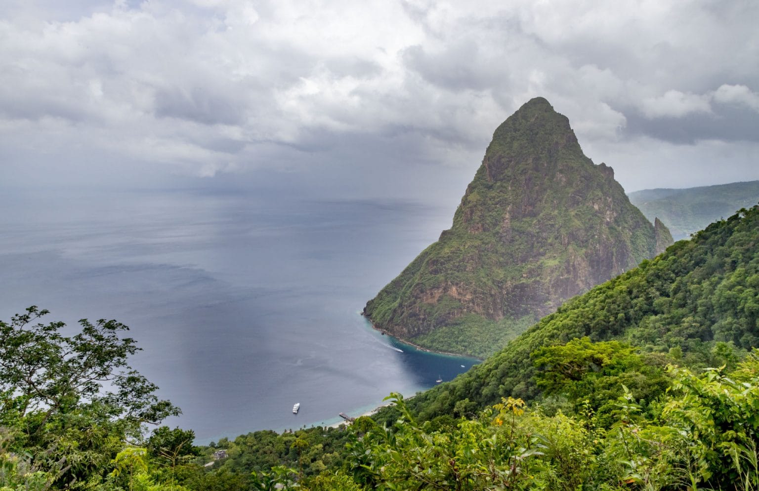 ST. LUCIA - Soufriere day trip: must see places including drive-in ...