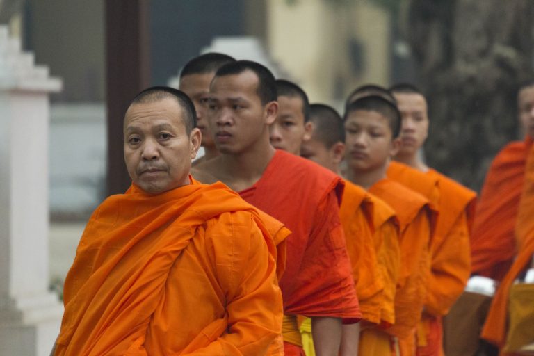 LAOS - Monks alms giving ceremony in Luang Prabang – Chris Travel Blog ...